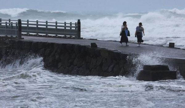 Japan storm: Thousands evacuated as Typhoon Nanmadol approaches