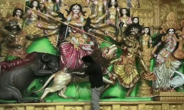 প্রতিমা তৈরি শেষ, চলছে রংতুলির আঁচড়