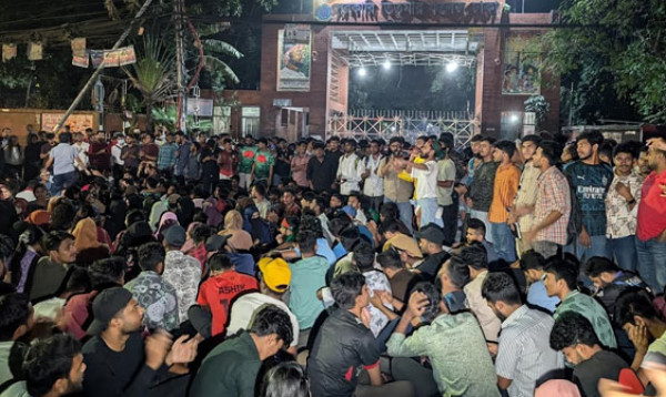 Students protesting to turn Titumir College into University
